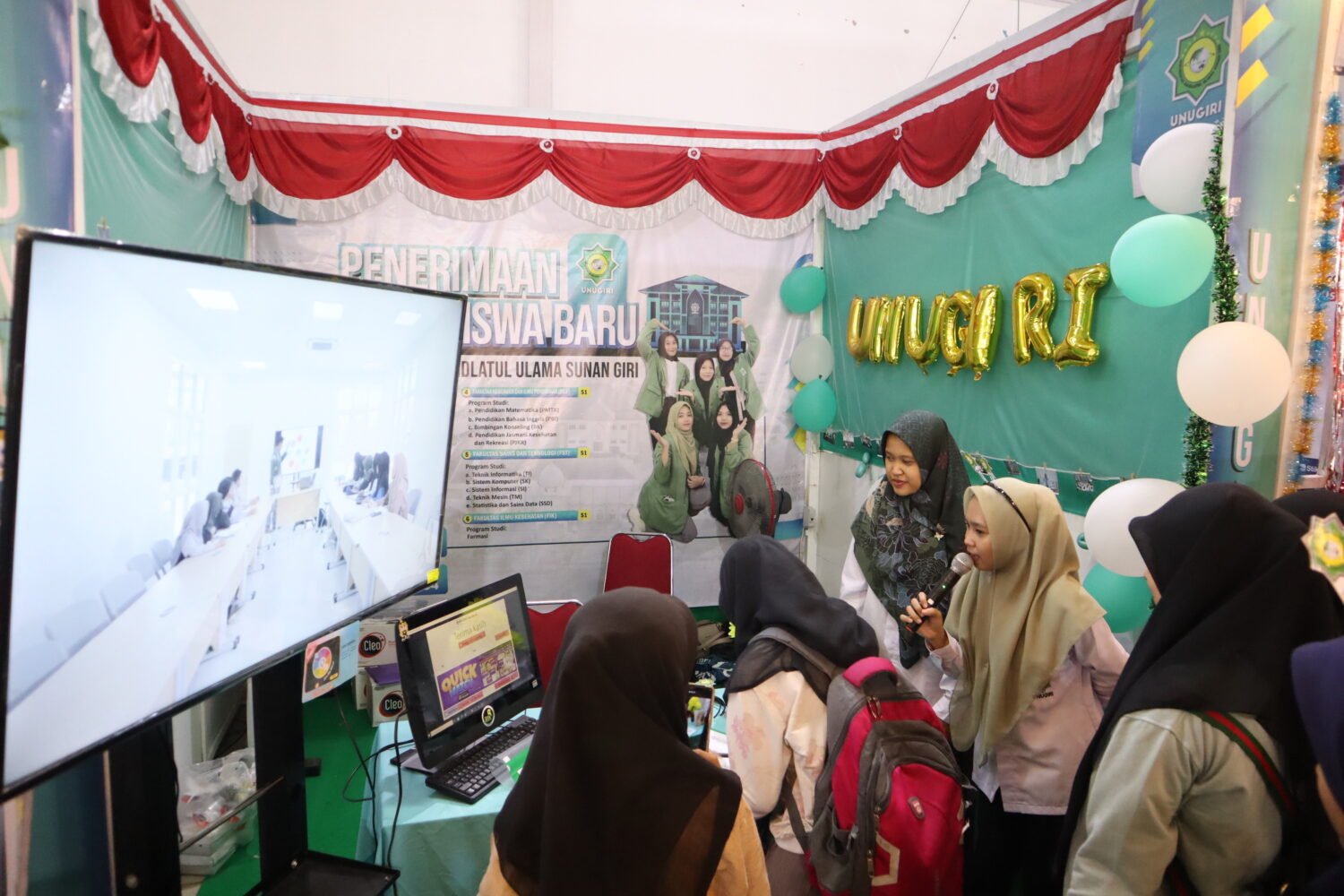 Kepada Pengunjung, UNUGIRI Bagikan Door Prize di Kemenag Expo - UNUGIRI